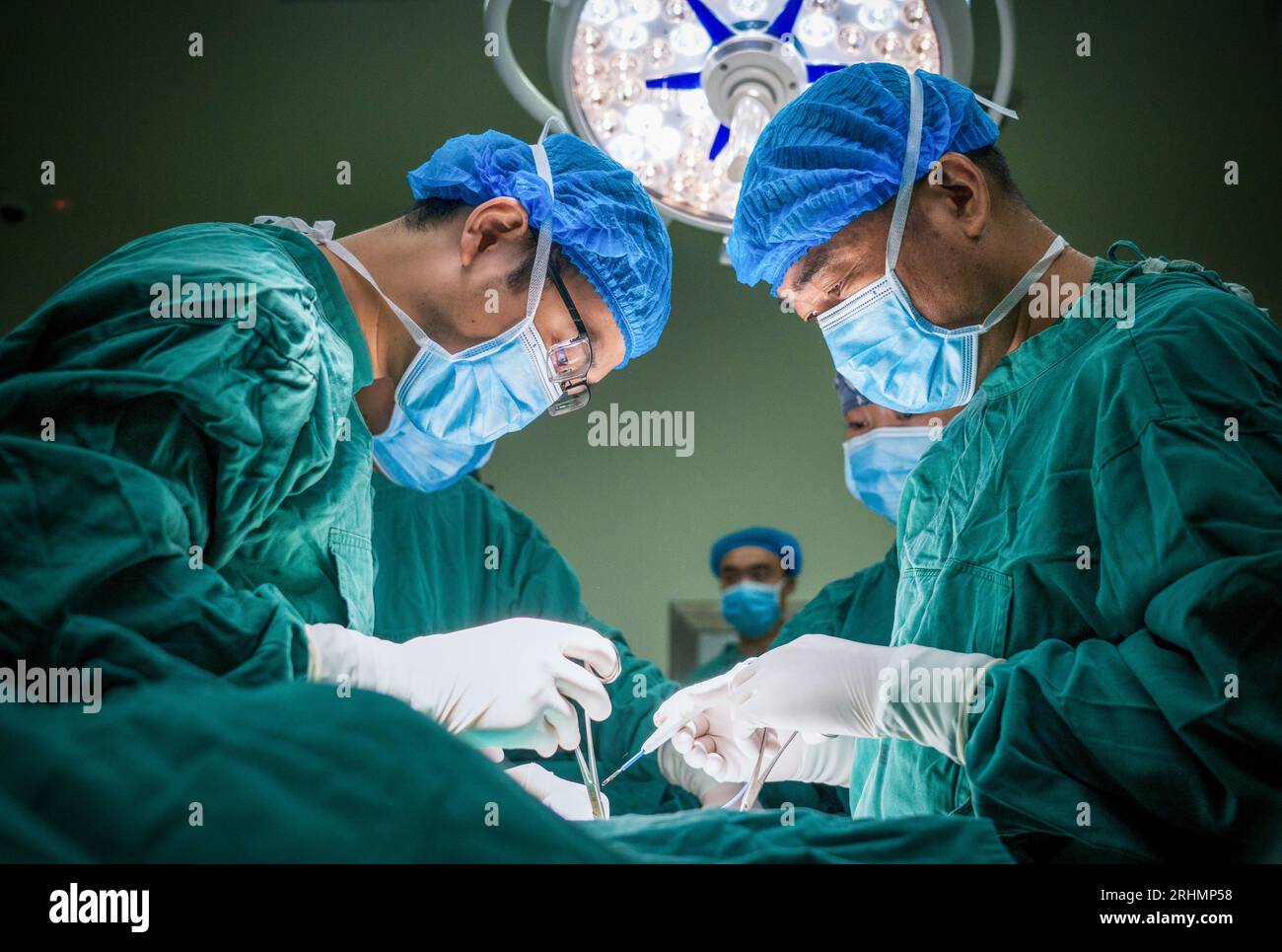Gastrointestinal surgeons Pang Yong and Li Haitao operate on a patient ...