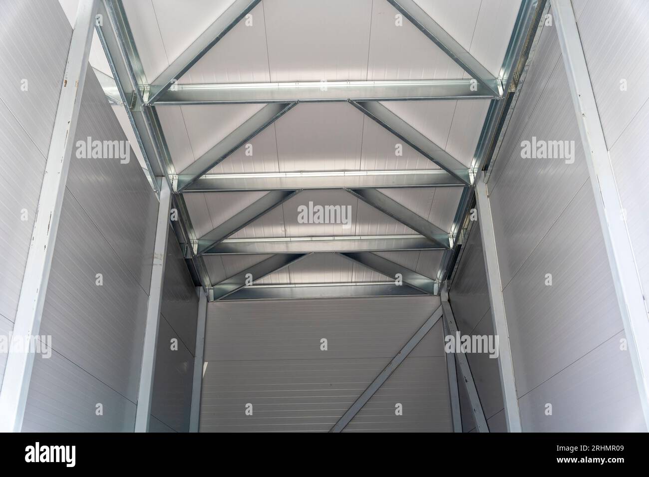 Construction of a workshop made of durable aluminum metal structures ...