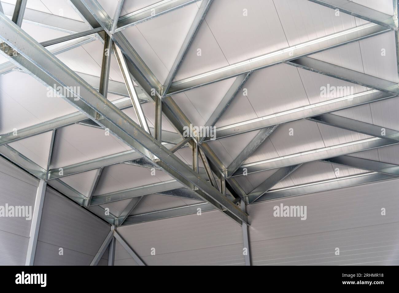 Construction of a workshop made of durable aluminum metal structures ...