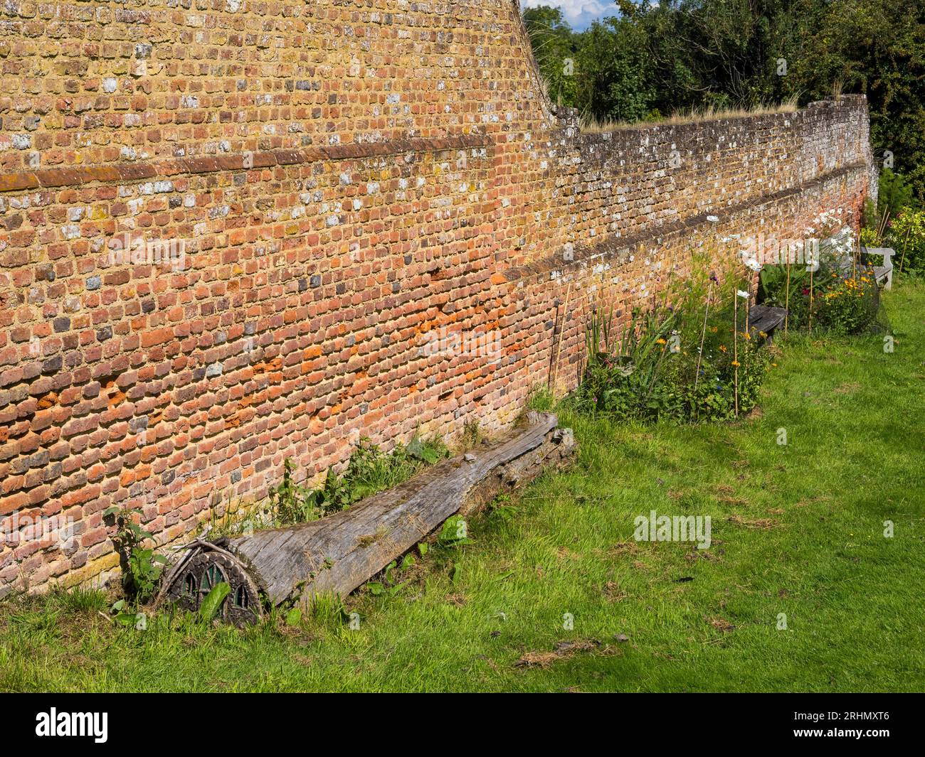 Garden Wall with Seating, Old Tudor, Walled Garden, Basing House, Old ...