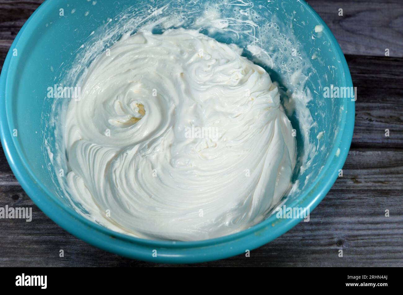 Heavy double cream hi-res stock photography and images - Alamy