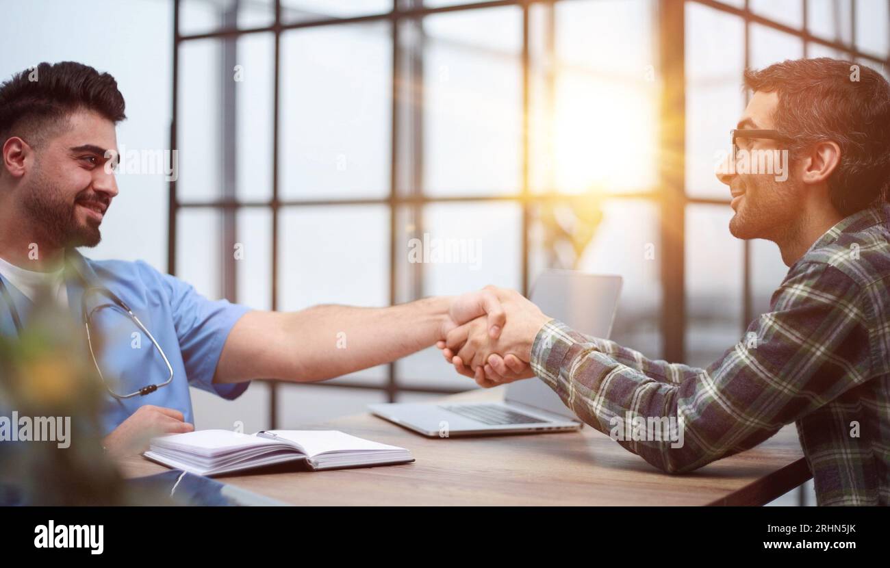 Patient shakes hands doctor hi-res stock photography and images - Alamy