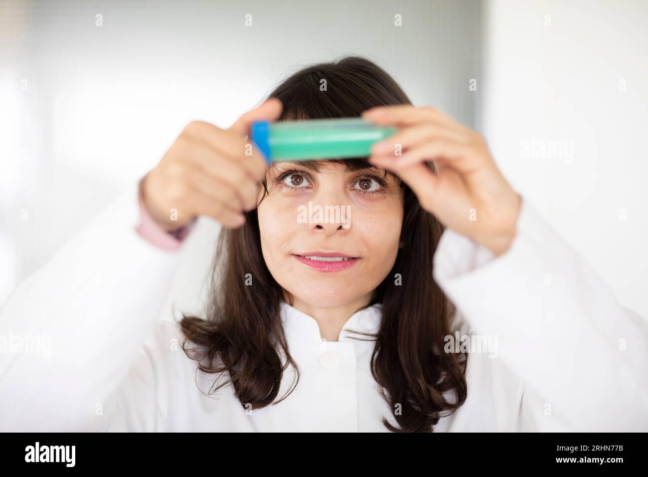 Hands science tube research hi-res stock photography and images - Alamy