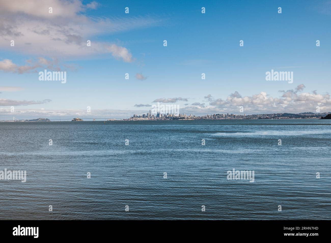 Blue ocean skyline hi-res stock photography and images - Alamy