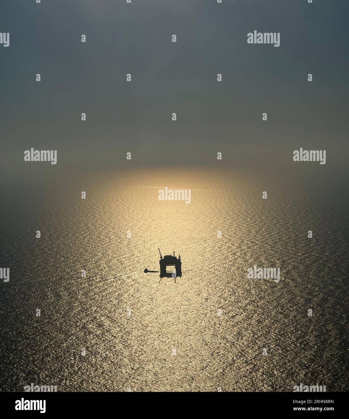 Silhouette of a oil rig in the Gulf of Mexico Stock Photo - Alamy