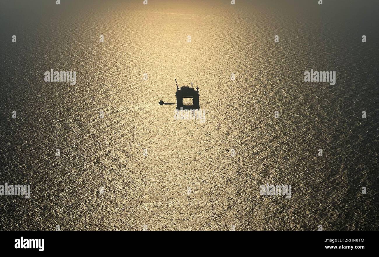 Silhouette of a oil rig in the Gulf of Mexico Stock Photo - Alamy