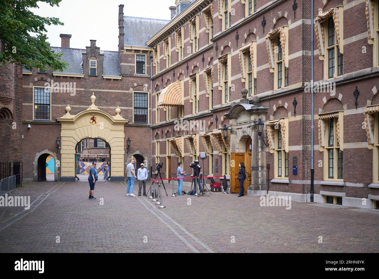 THE HAGUE - 18/08/2023, Journalists are ready at the Binnenhof for the ...
