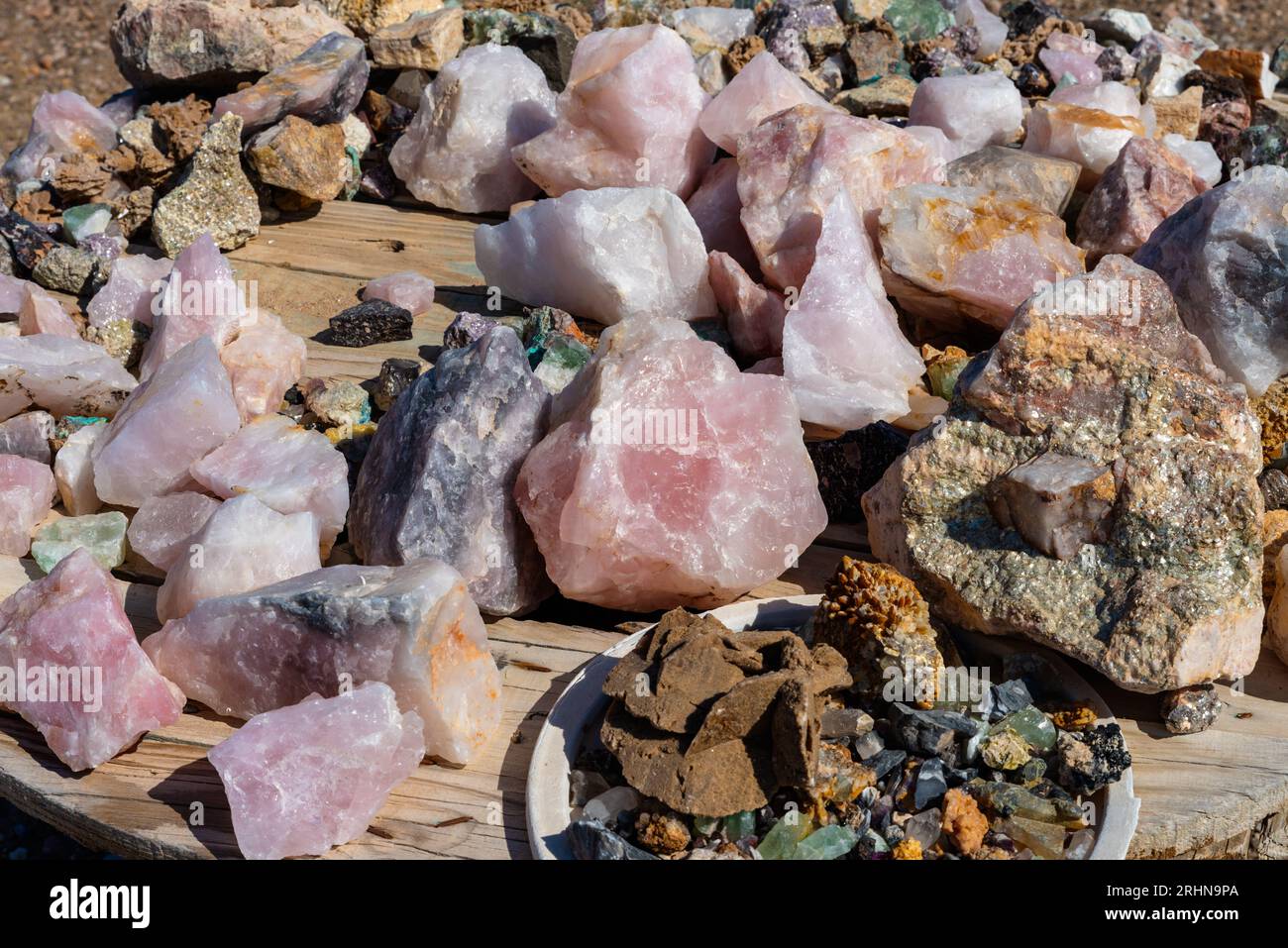Ground quartz hi-res stock photography and images - Alamy
