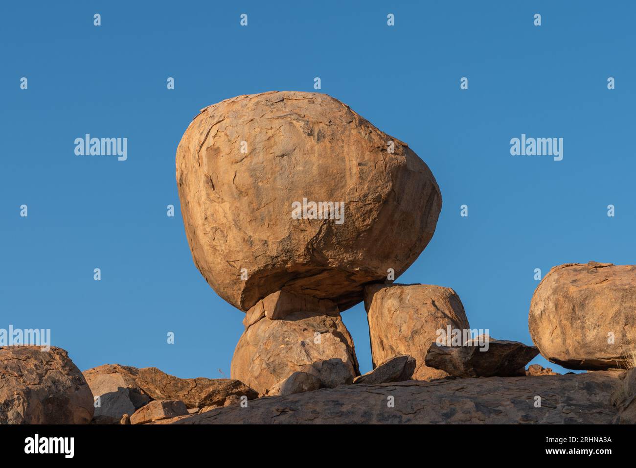 Large balancing rocks hi-res stock photography and images - Alamy