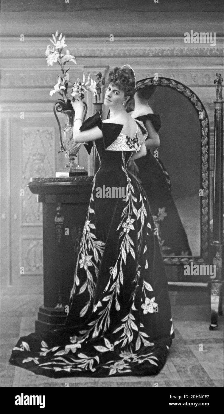 Élisabeth, Countess Greffulhe (1860-1952) wearing the Lily Dress ...