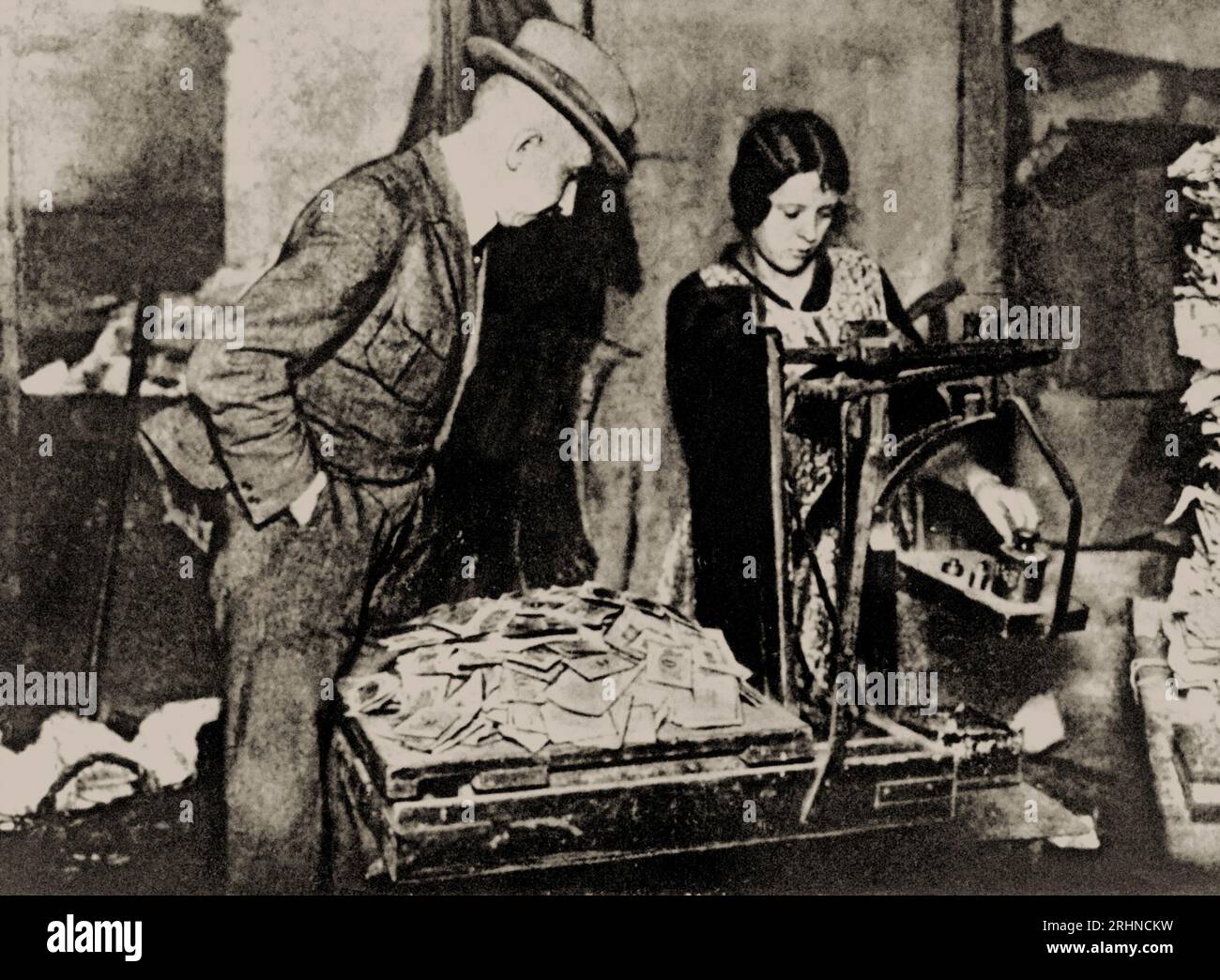 105 billion marks for bread: Money is determined with a Weighing scale ...