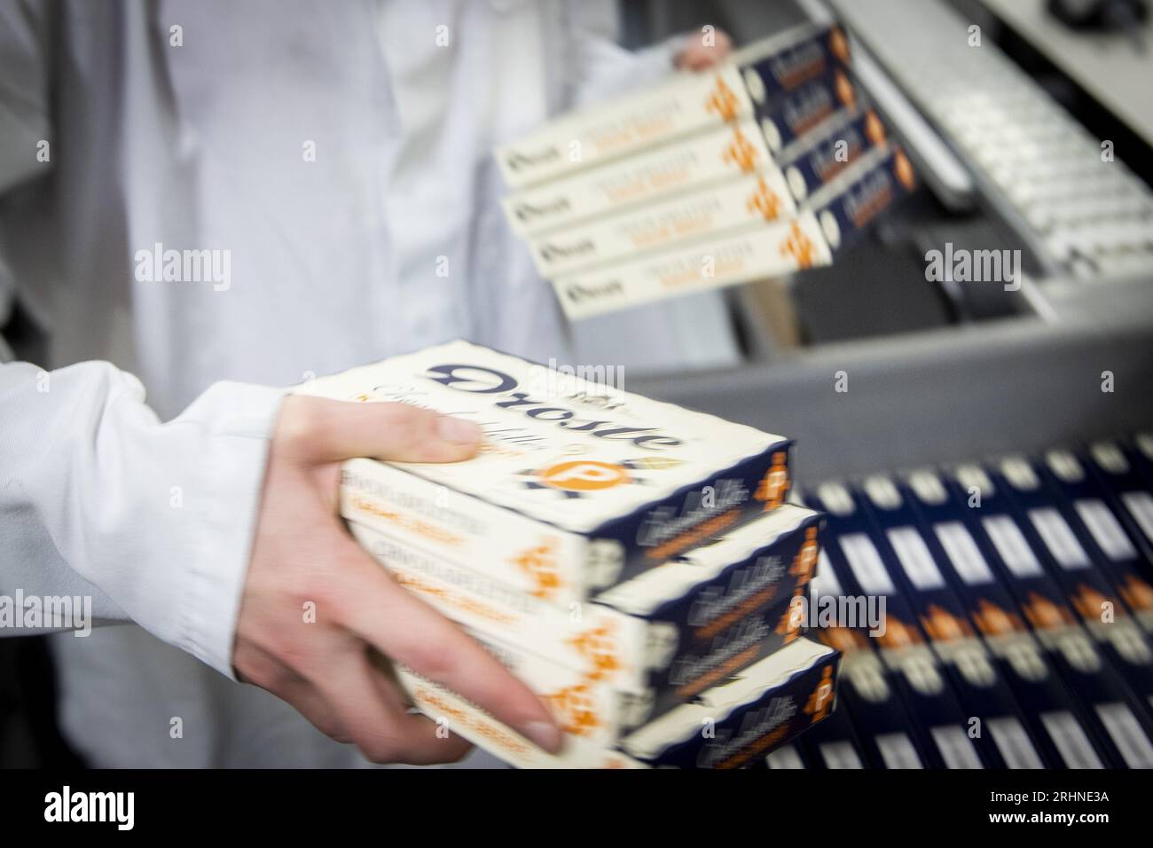 VASES - Chocolate letter line for the production of the Droste ...