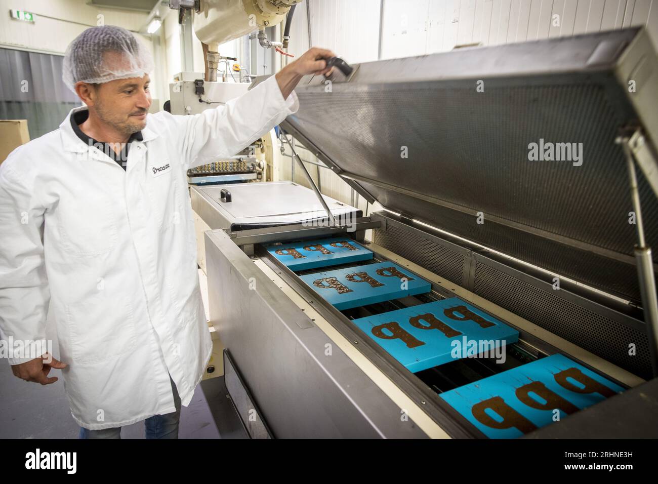 VASES - Chocolate letter line for the production of the Droste ...