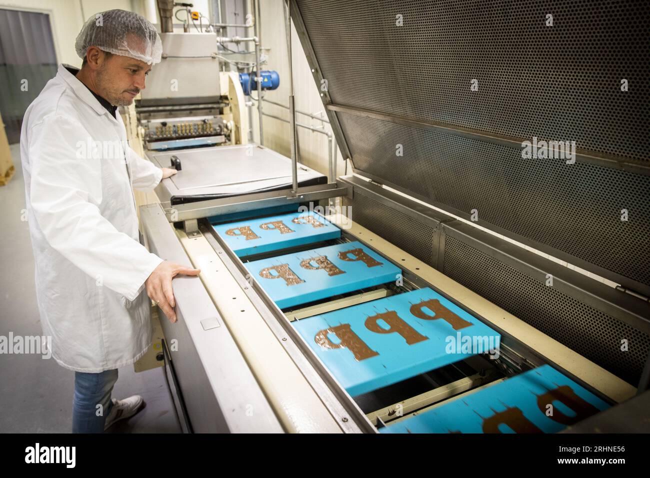 VASES - Chocolate letter line for the production of the Droste ...