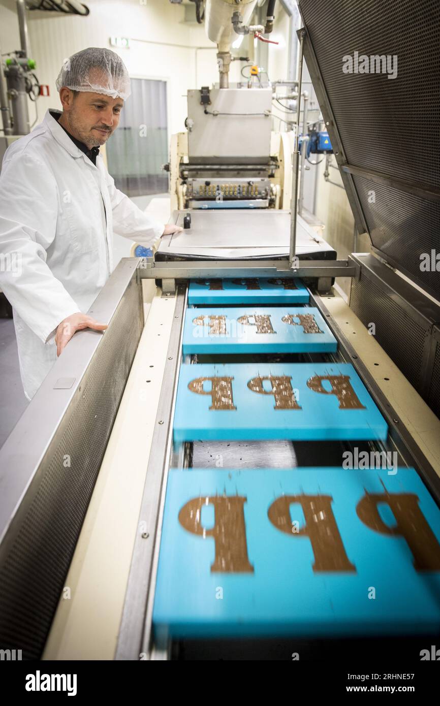 VASES - Chocolate letter line for the production of the Droste ...
