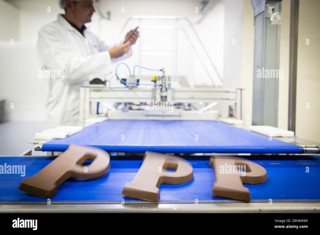 VASES - Chocolate letter line for the production of the Droste ...