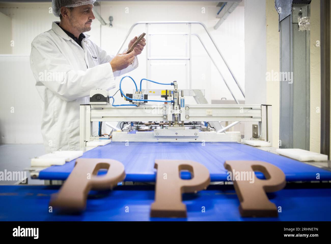 VASES - Chocolate letter line for the production of the Droste ...