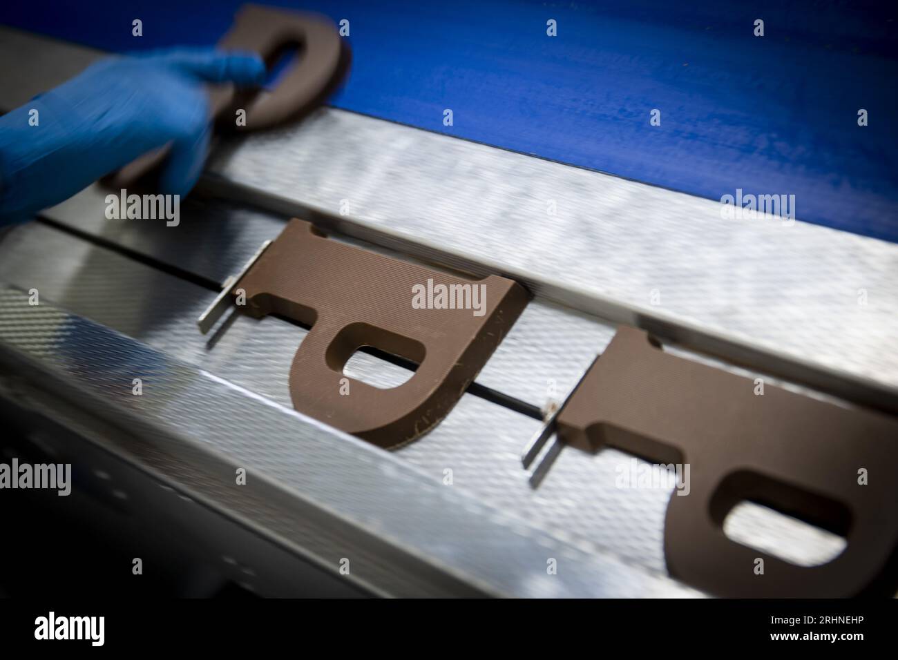 VASES - Chocolate letter line for the production of the Droste ...