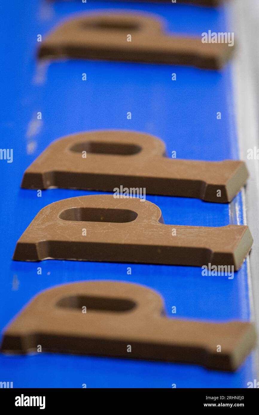 VASES - Chocolate letter line for the production of the Droste ...