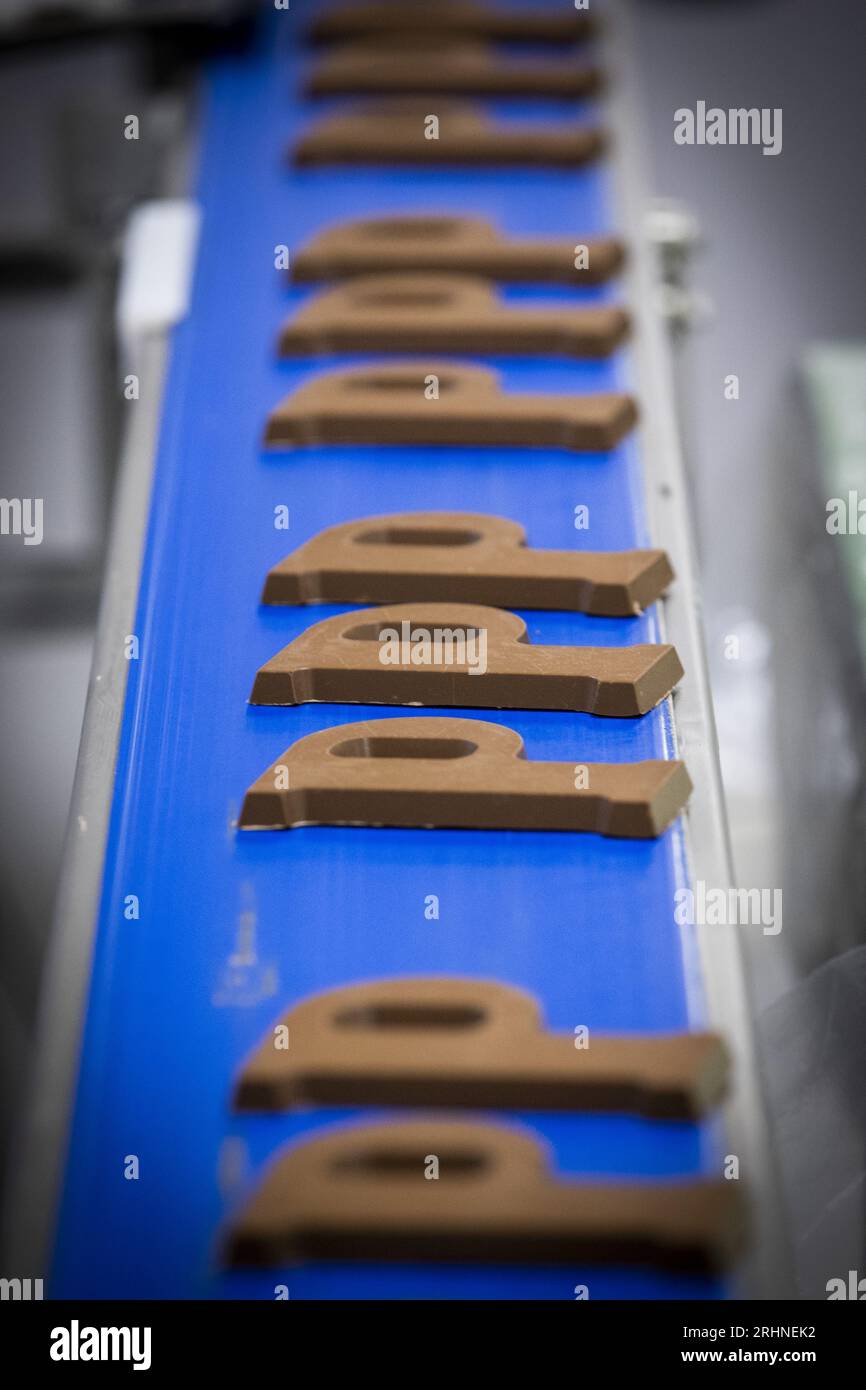 VASES - Chocolate letter line for the production of the Droste ...