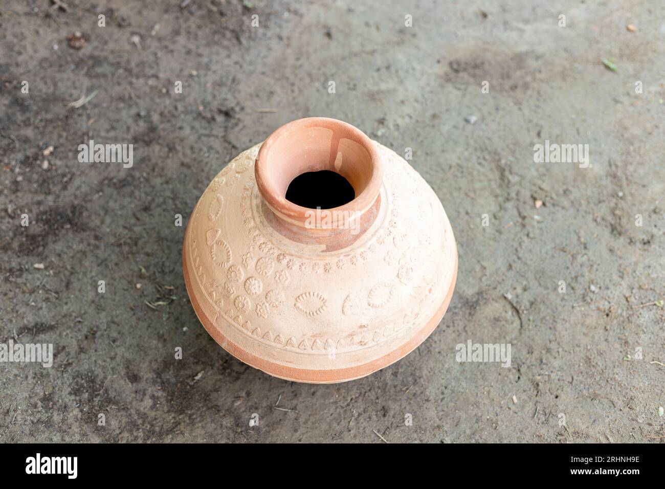 Earthenware big pot for water storage Stock Photo - Alamy