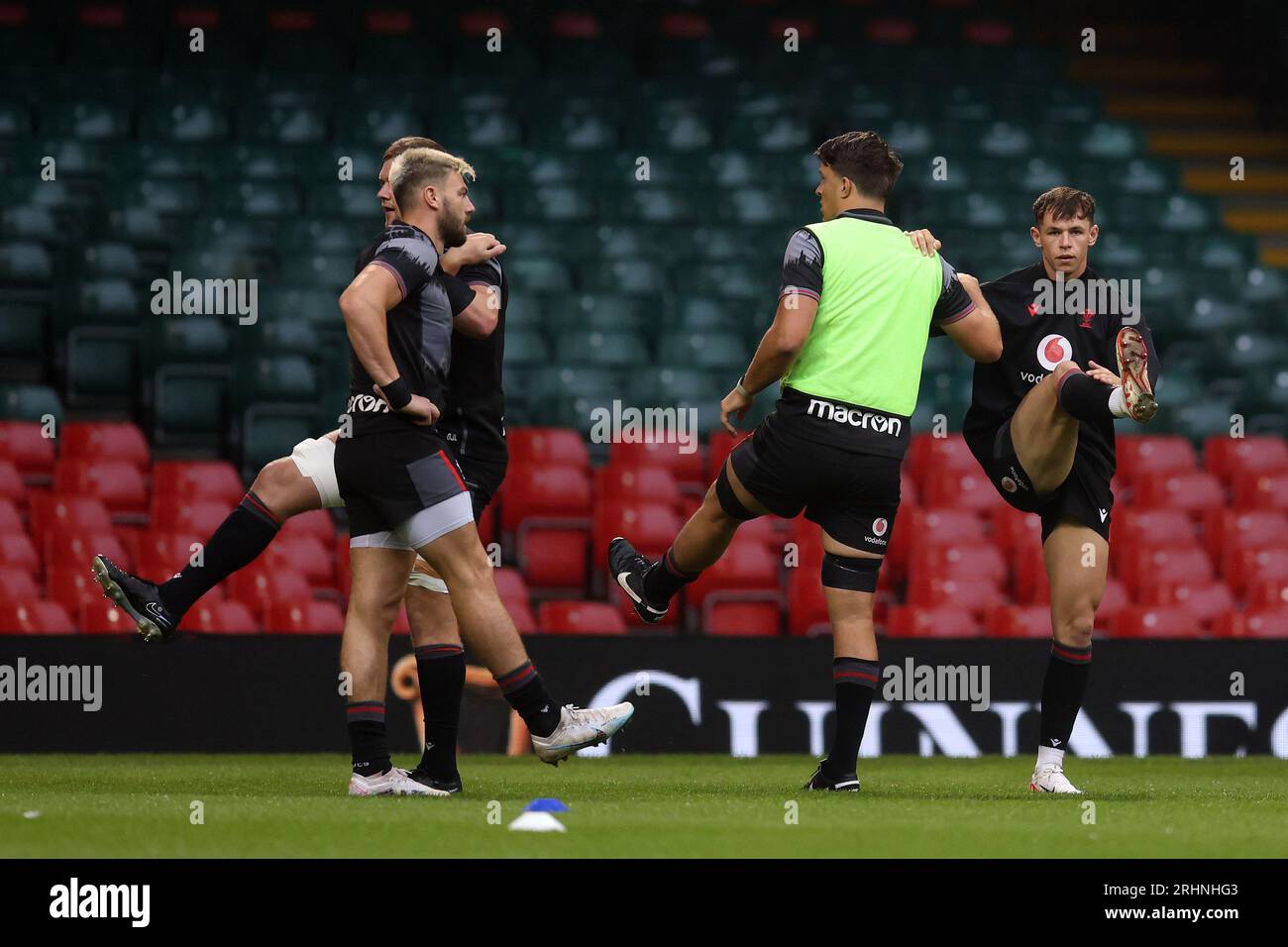 Team run far hi-res stock photography and images - Alamy