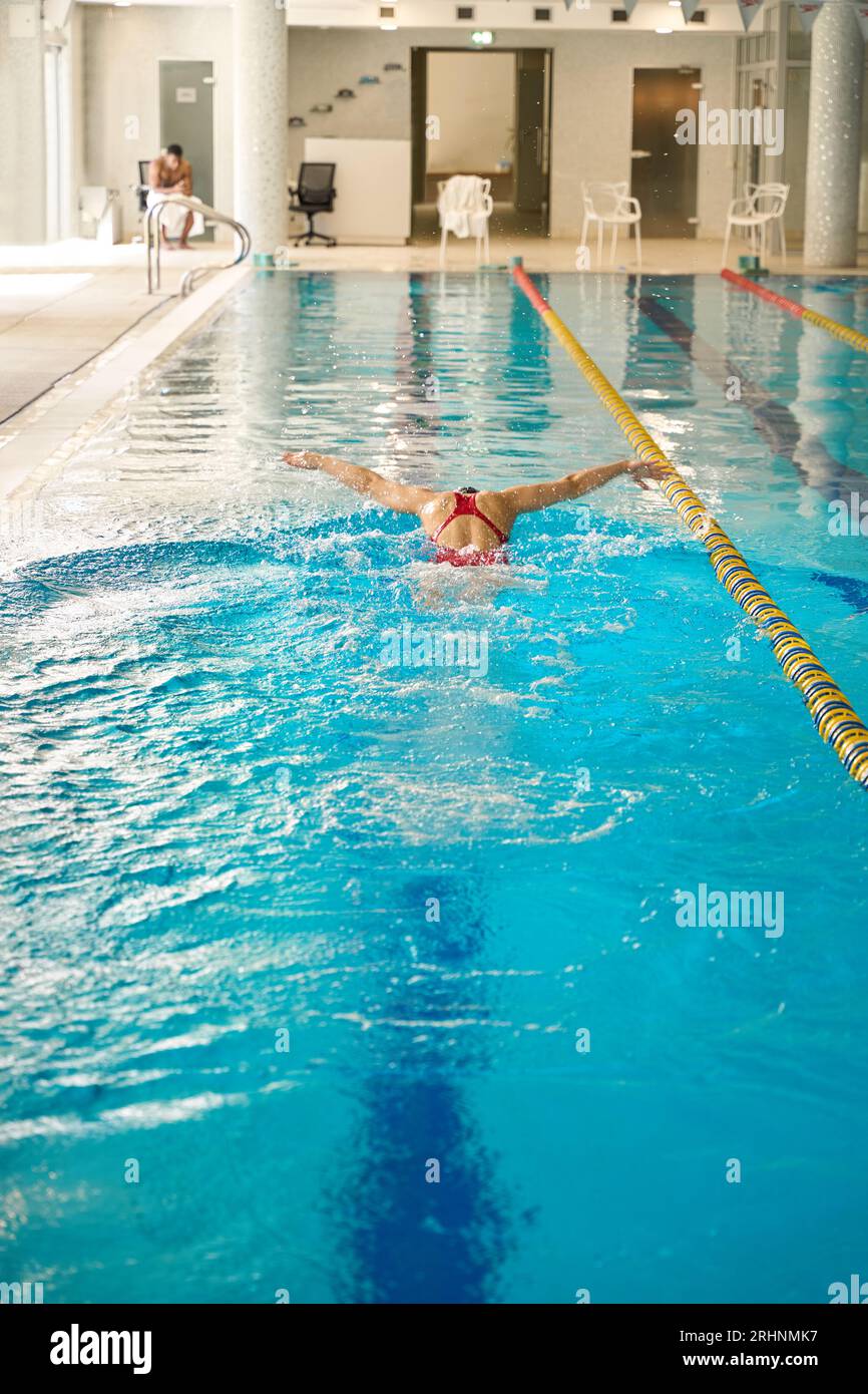 Female swimmer swimming butterfly hi-res stock photography and images ...