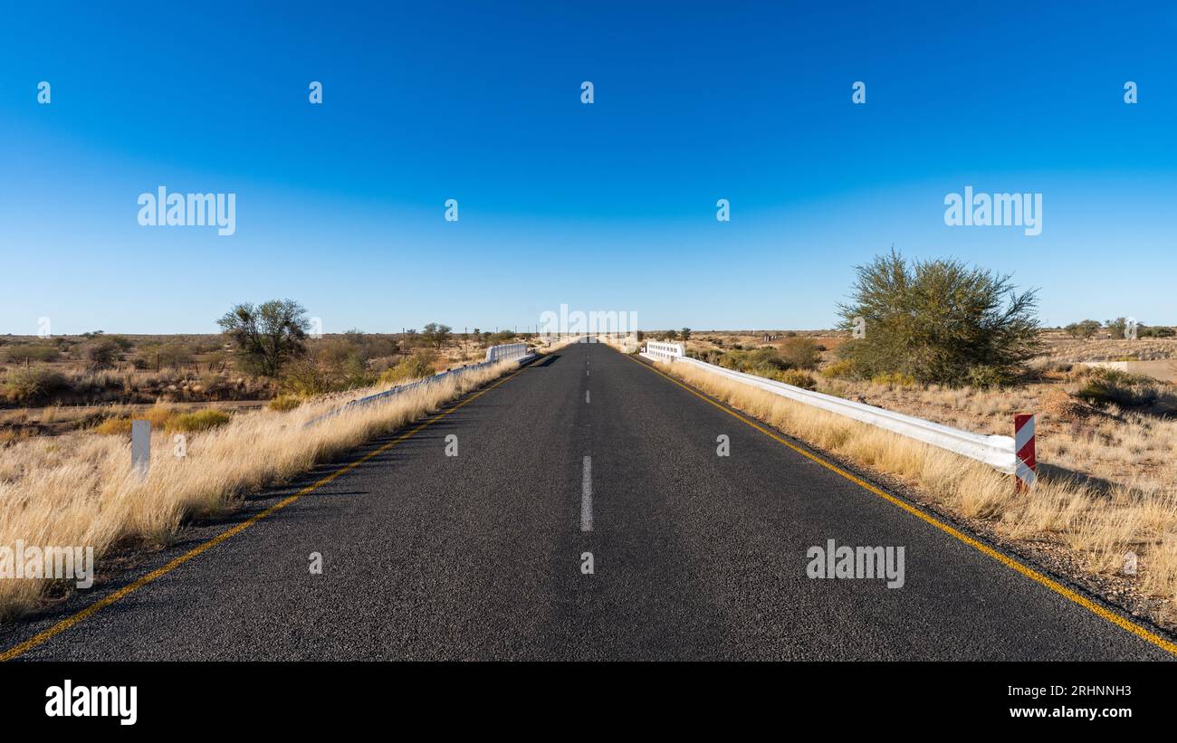 Tar road approaching a bridge crossing Stock Photo - Alamy Tar road approaching a bridge crossing Stock Photo - Alamy