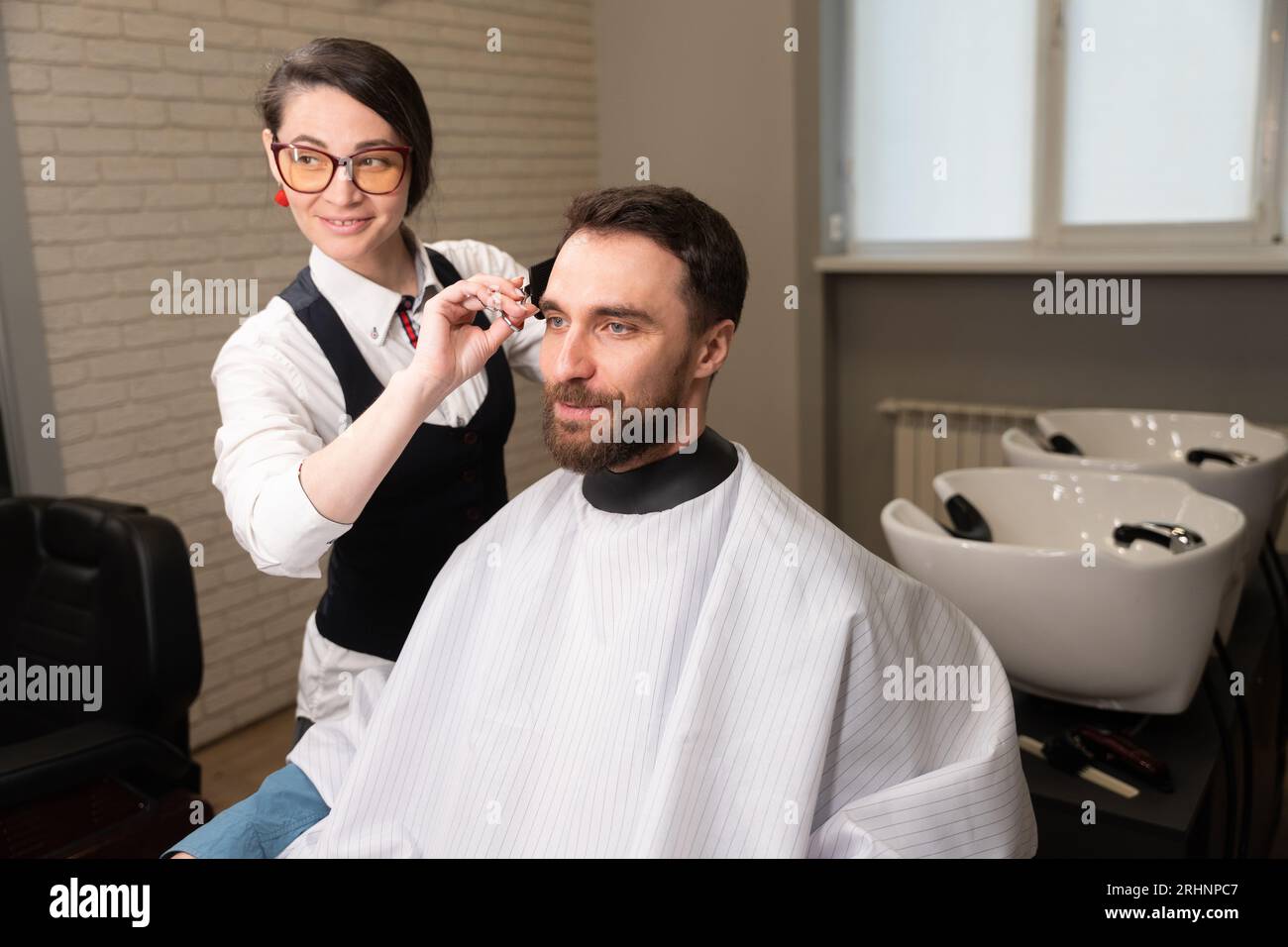 Professional barber cuts clients hair hi-res stock photography and ...
