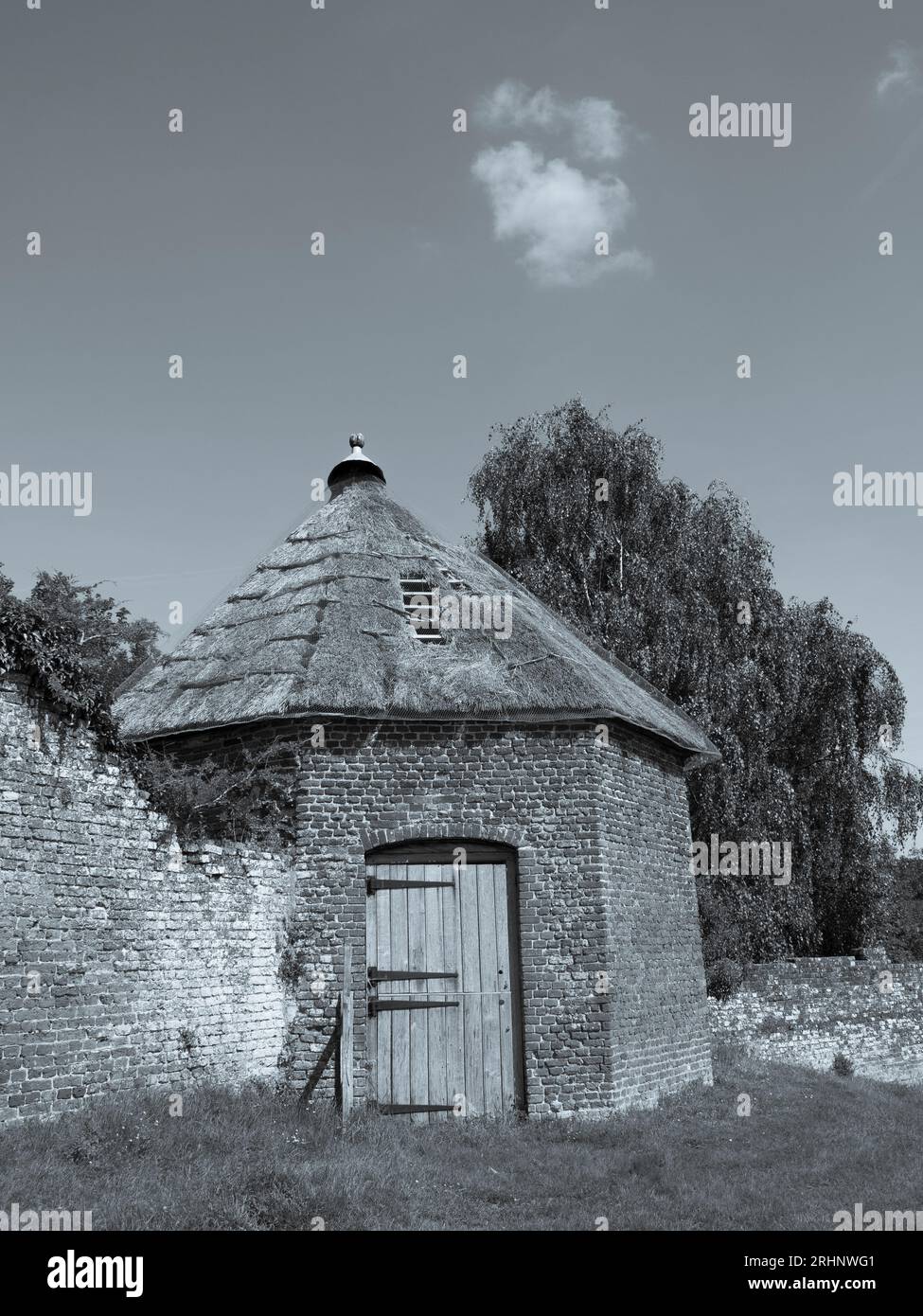B&W Garden Building, Old Tudor, Walled Garden, Basing House, Old Basing ...