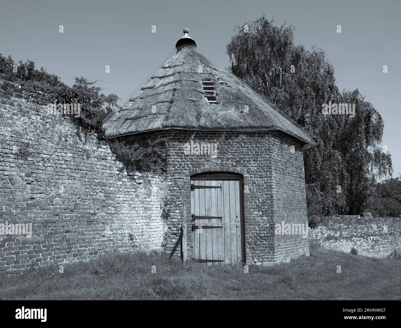 B&W Garden Building, Old Tudor, Walled Garden, Basing House, Old Basing ...