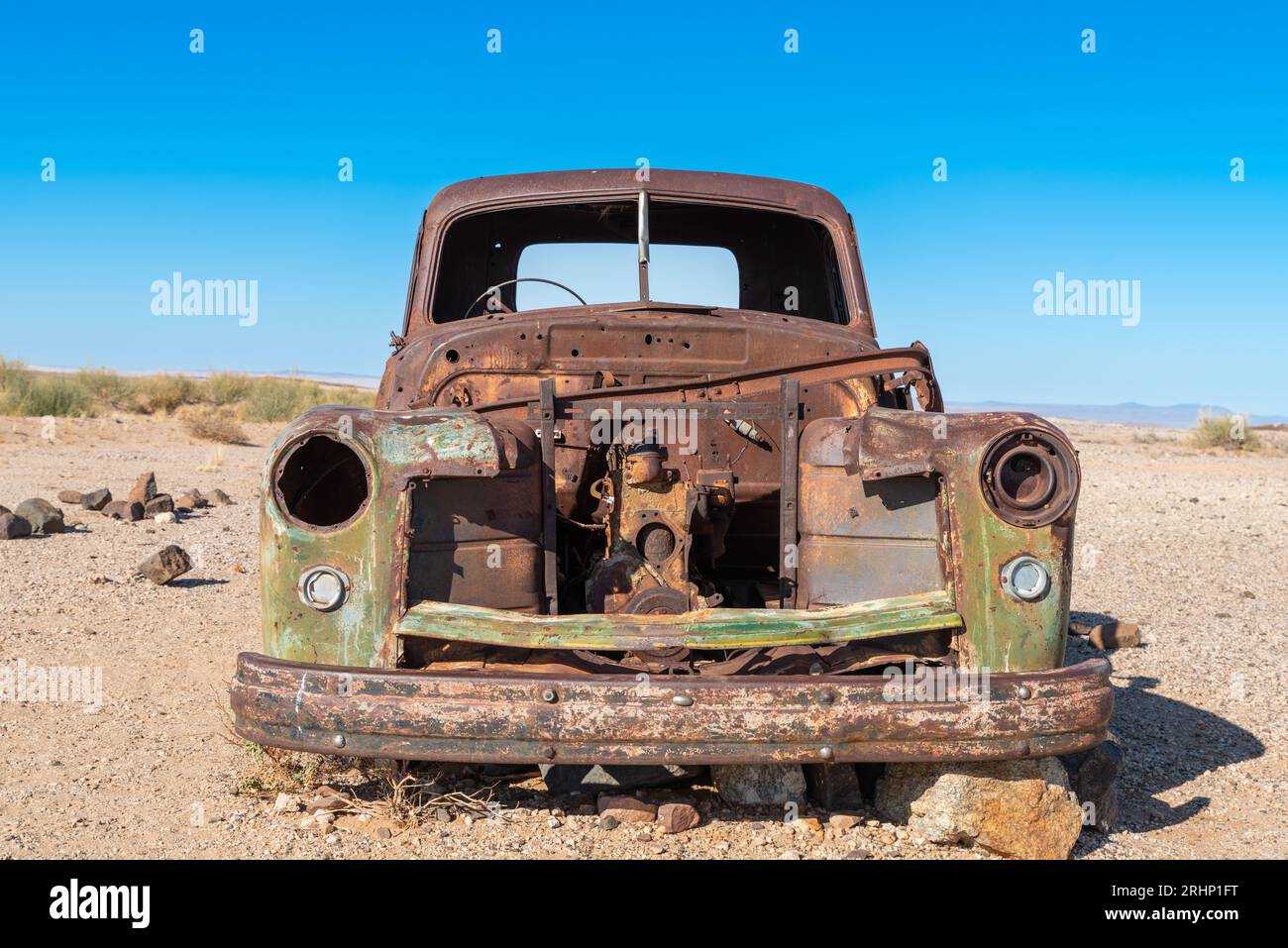 Rusty abandoned car in the desert Stock Photo - Alamy