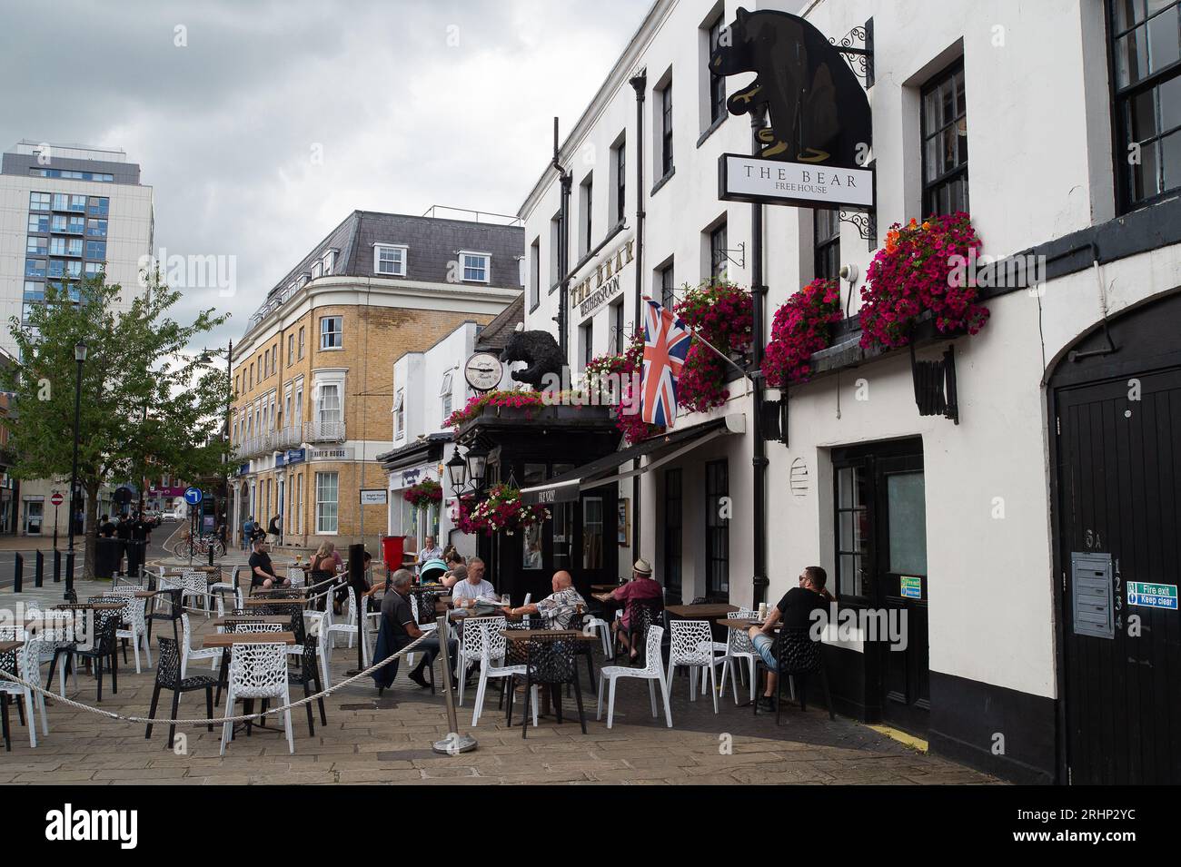 Maidenhead, Berkshire, UK. 15th August, 2023. People sitting outside ...