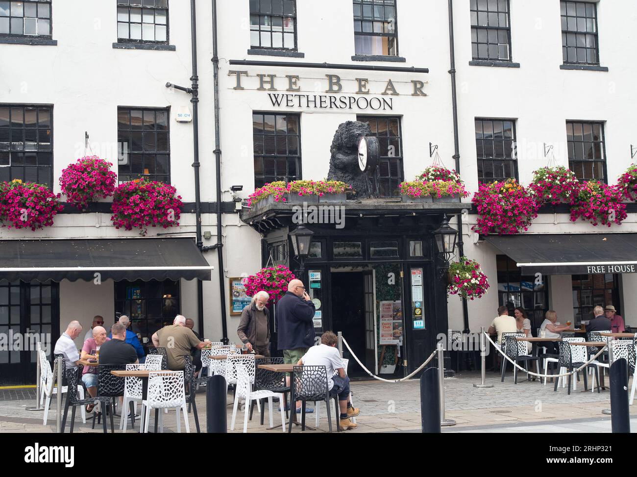Maidenhead, Berkshire, UK. 15th August, 2023. People sitting outside ...