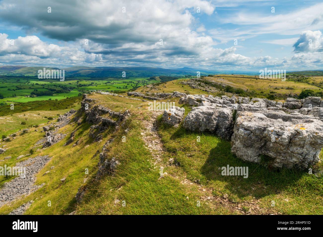 Limestone scenery in england hi-res stock photography and images - Alamy