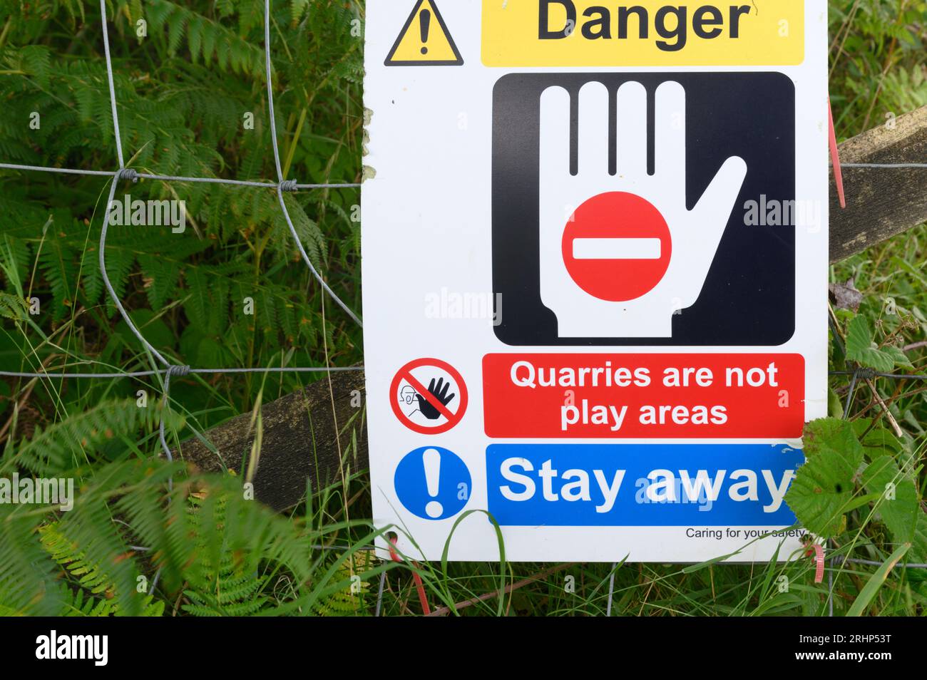 Danger Signs outside Holme Park Quarry on Holme Park fell above Burton ...