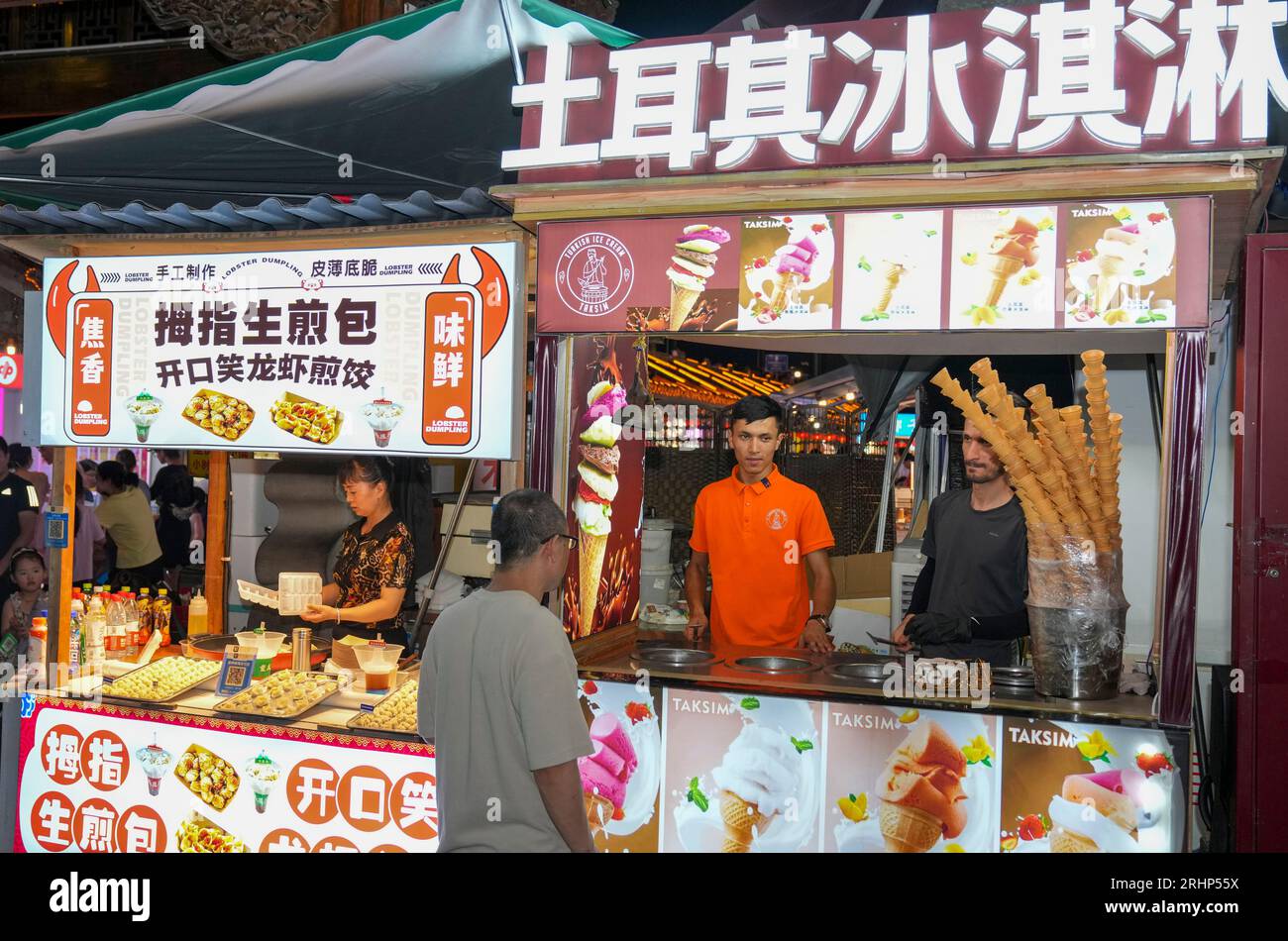 (230818) -- BEIJING, Aug. 18, 2023 (Xinhua) -- Vendors sell Turkish ...