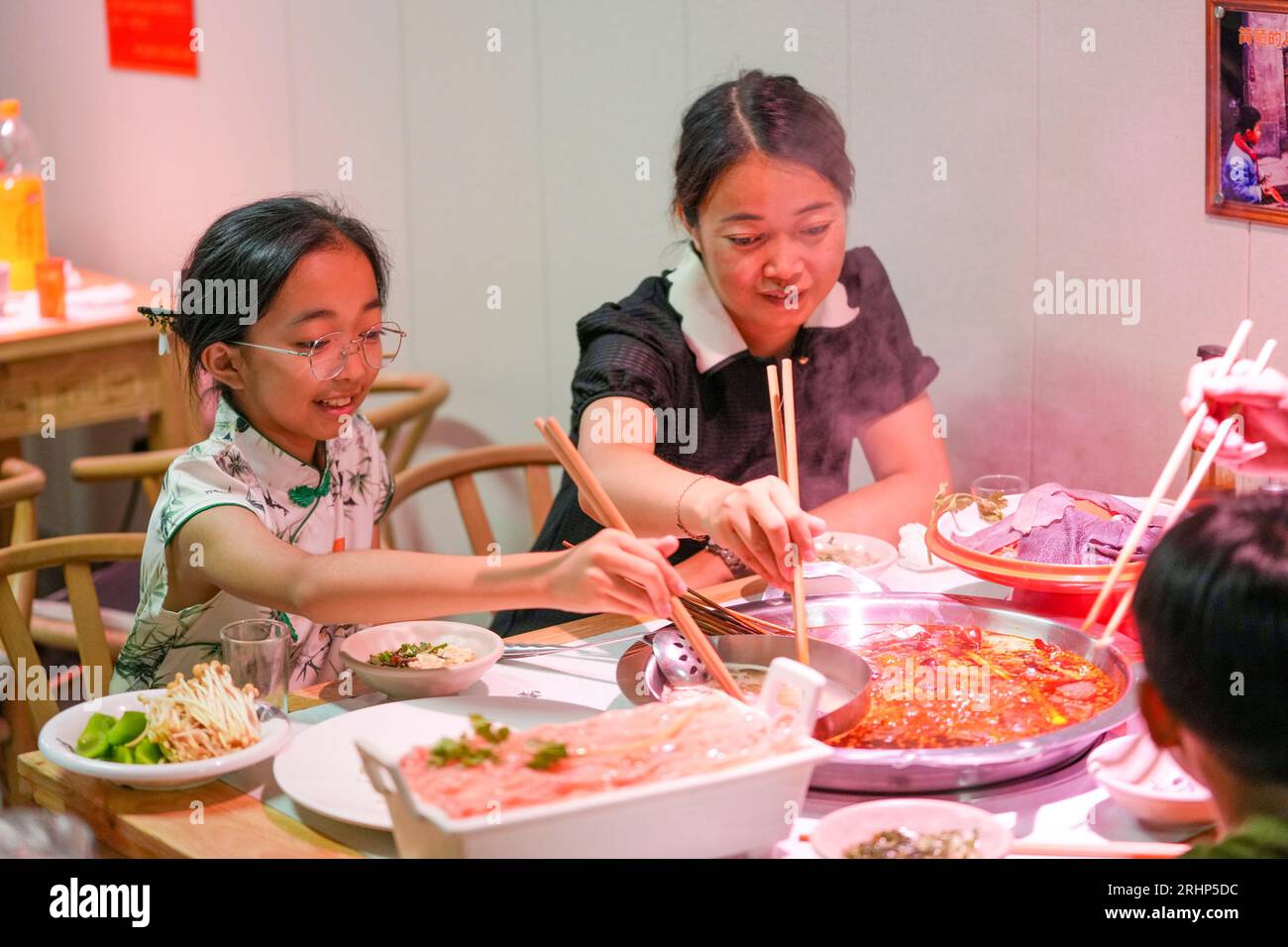 (230818) -- BEIJING, Aug. 18, 2023 (Xinhua) -- People dine at a hotpot ...