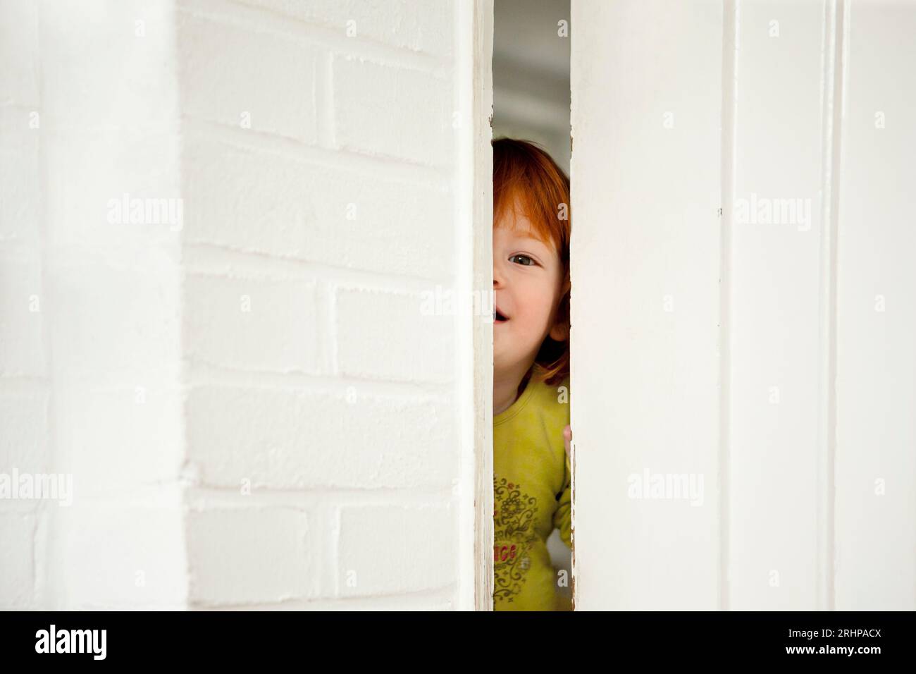 Child peeping hi-res stock photography and images - Alamy