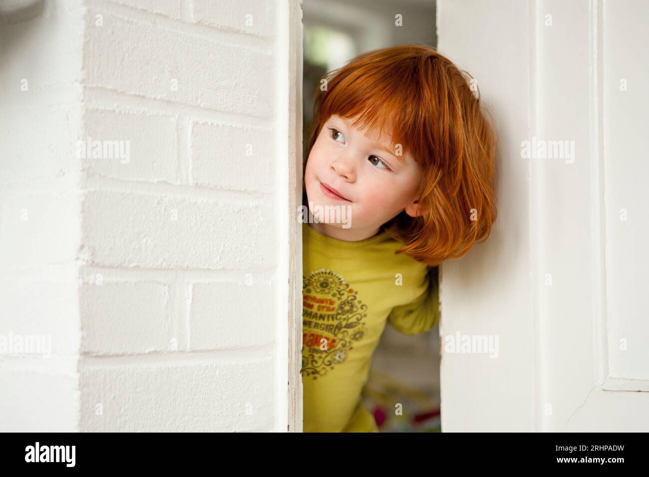 Door open a crack hi-res stock photography and images - Alamy