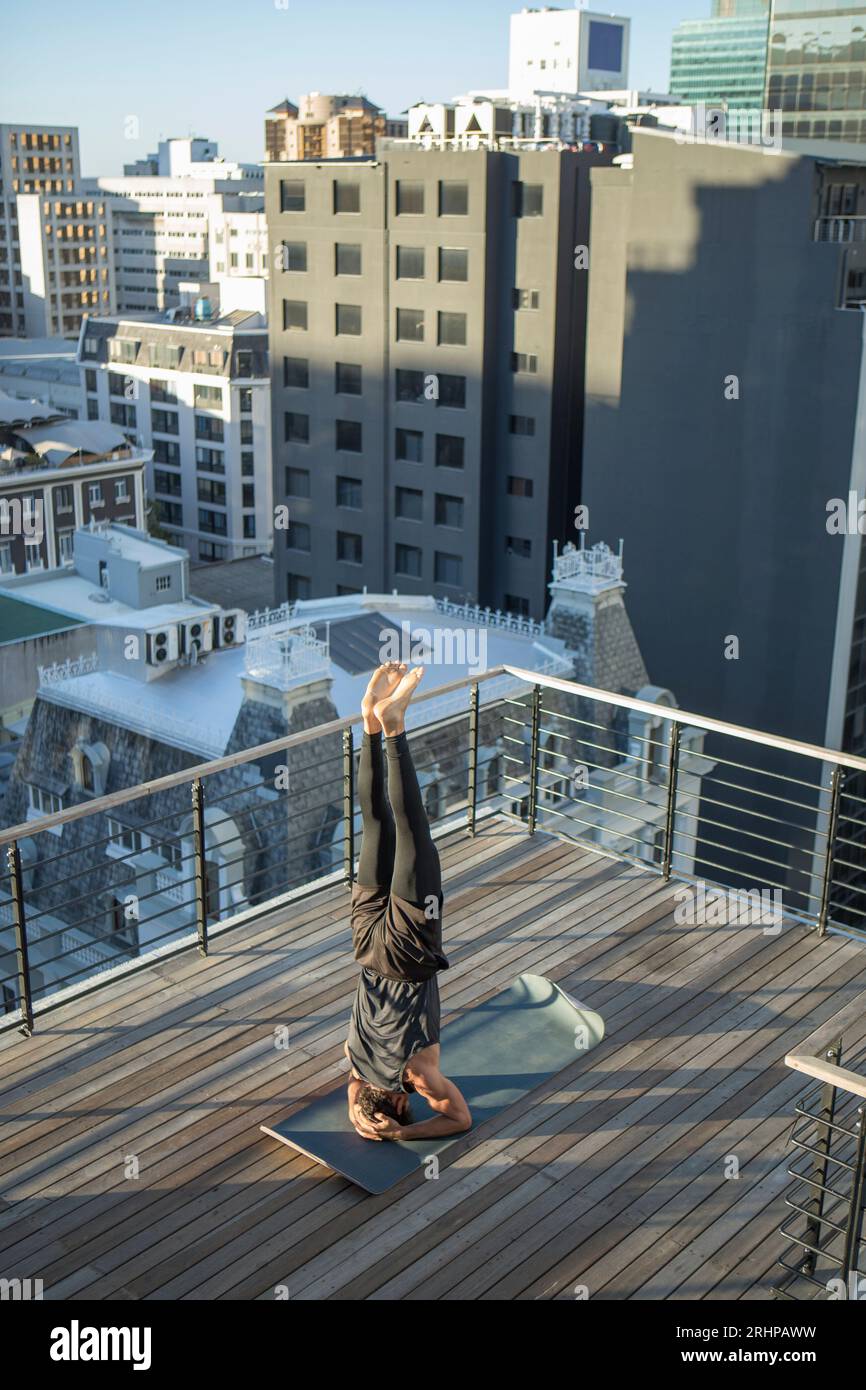 Man makes head stand Stock Photo - Alamy