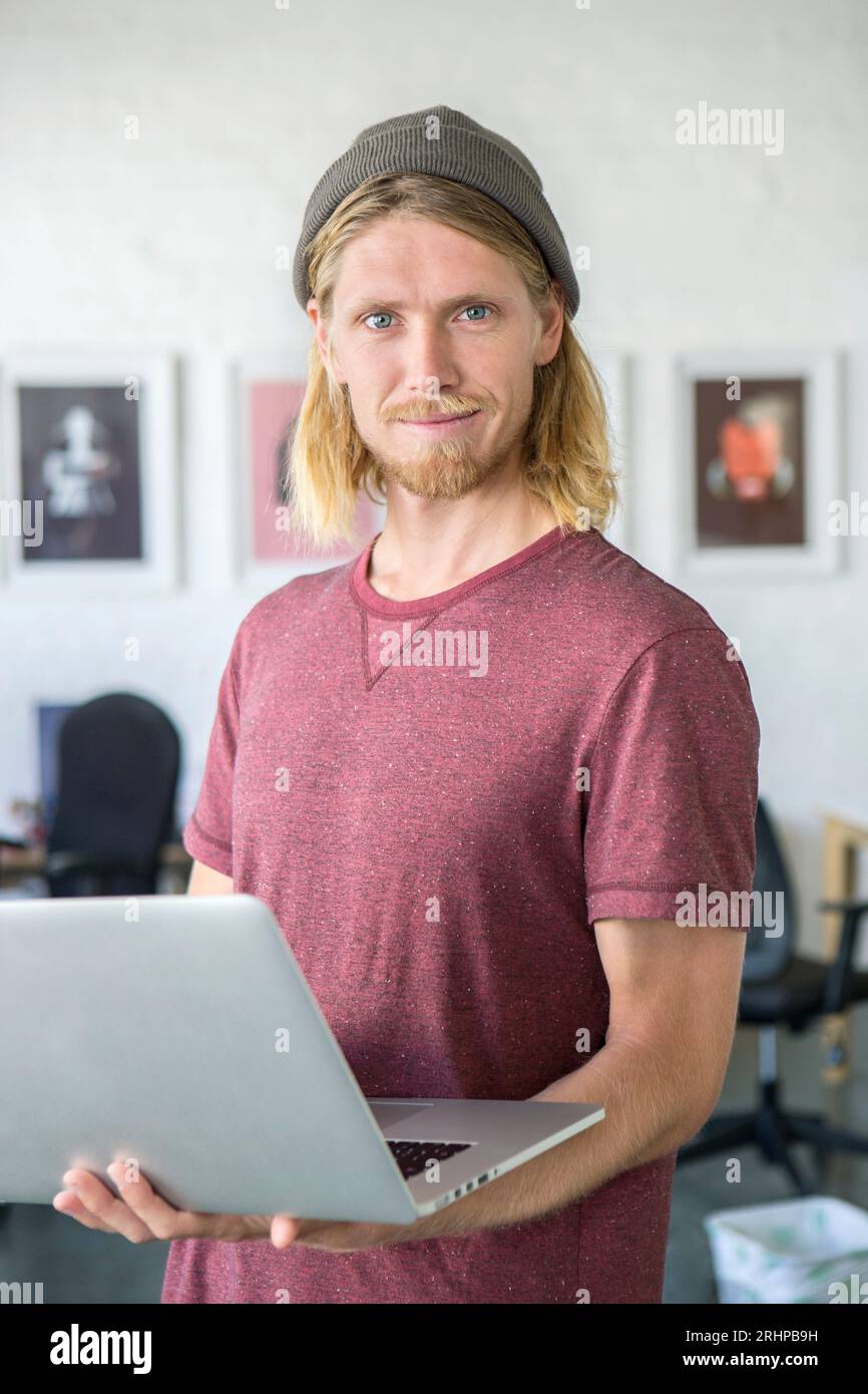 Man aged 20 25 hi-res stock photography and images - Alamy