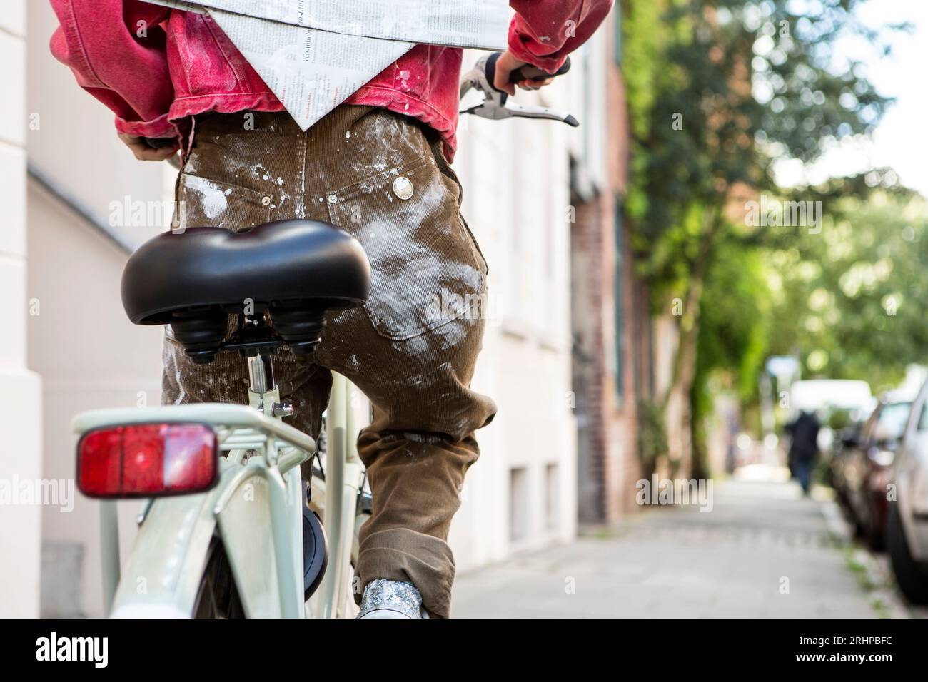 Rear view of female cyclist Stock Photo - Alamy