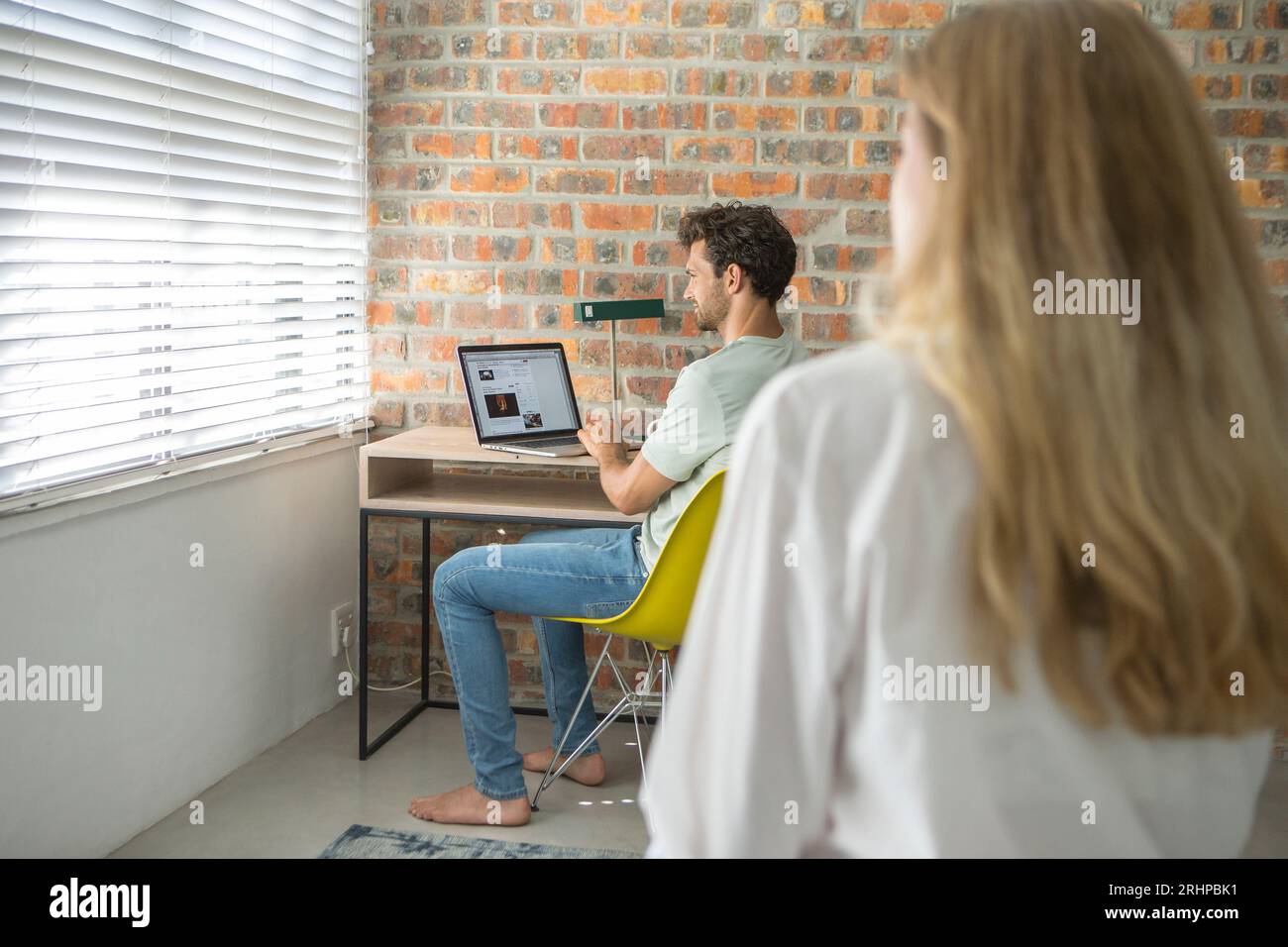 Man sitting on corner of desk hi-res stock photography and images - Alamy