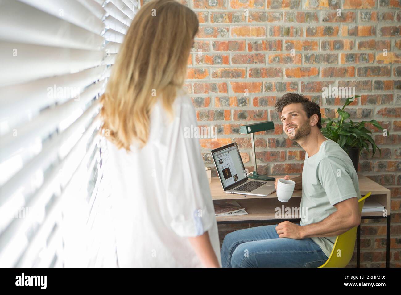Couple in conversation Stock Photo - Alamy