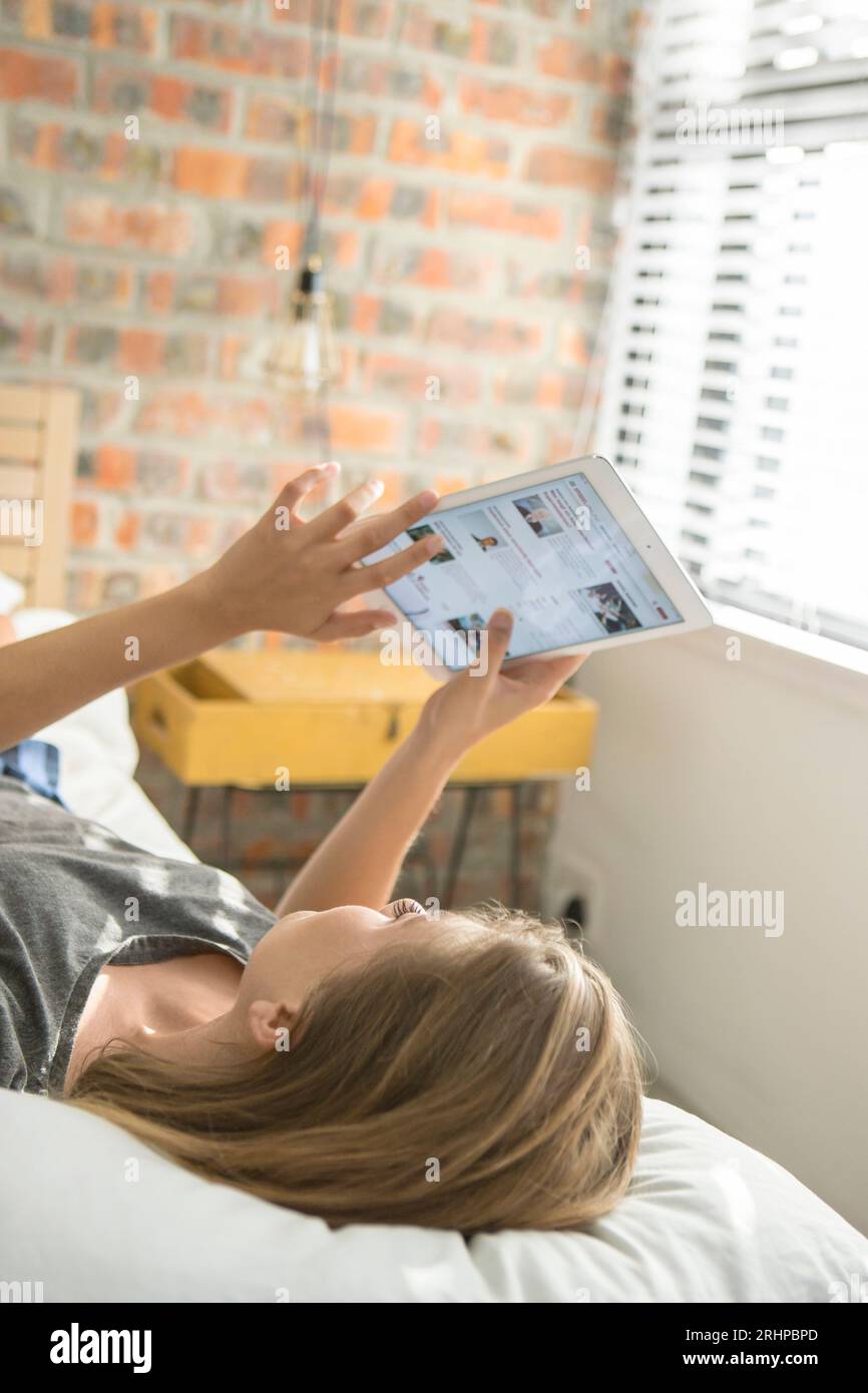 Woman with ipad Stock Photo - Alamy