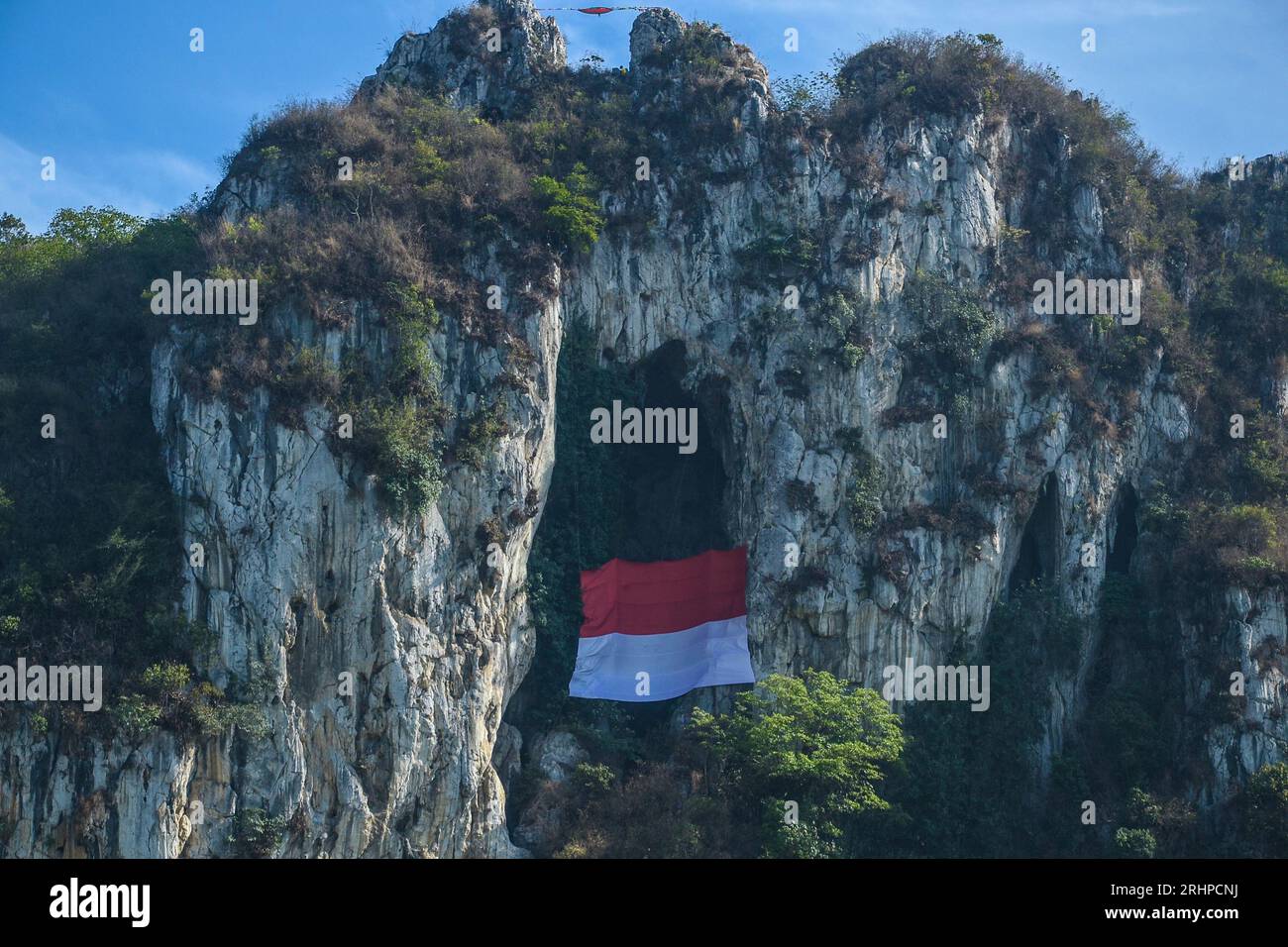 Bandung, Indonesia. 17th Aug, 2023. A giant Indonesian red and white ...