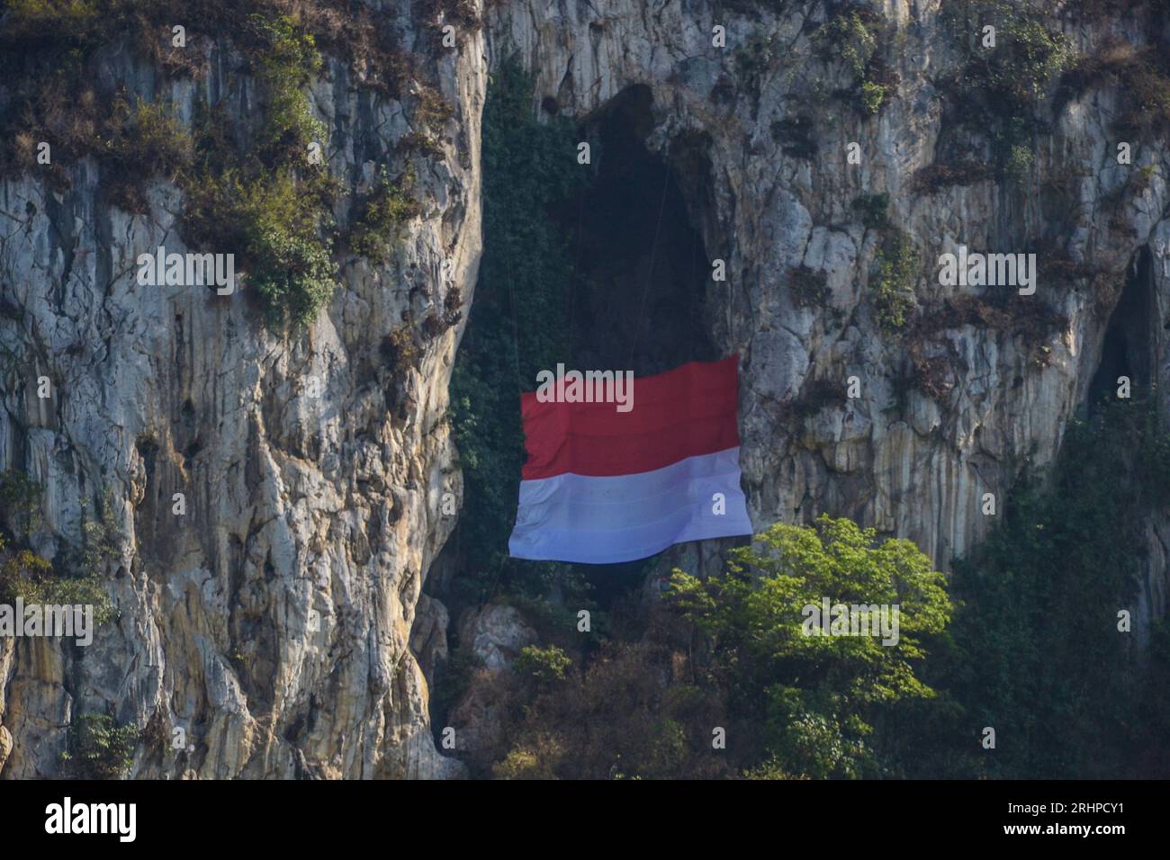 Bandung, Indonesia. 17th Aug, 2023. A giant Indonesian red and white ...