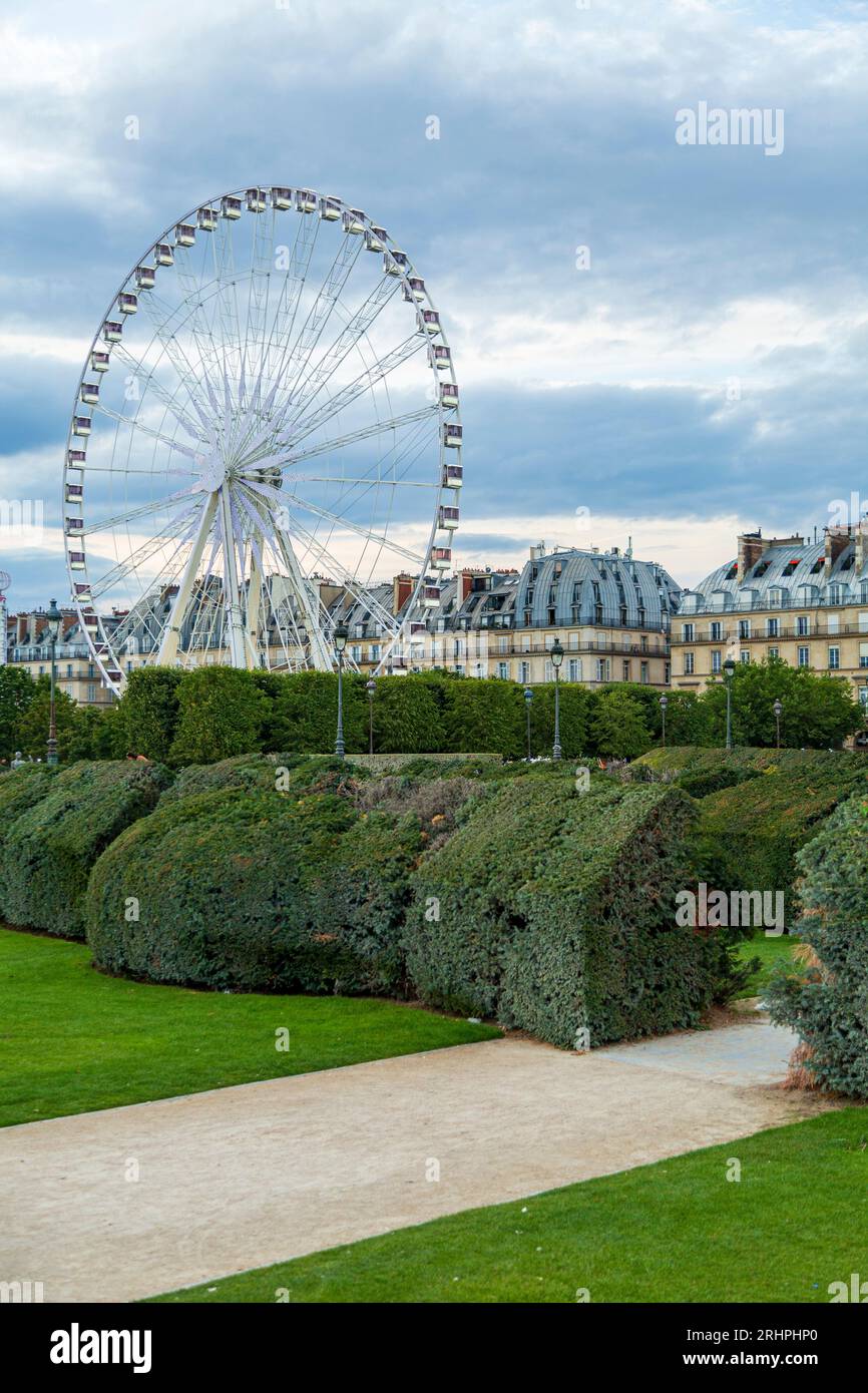 Ferris wheel "Grande Roue De Paris" in Jardin des Tuileries in Paris ...
