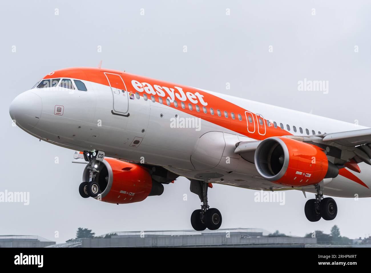 easyJet Airbus A320-214 airliner jet plane OE-ICD landing at London ...